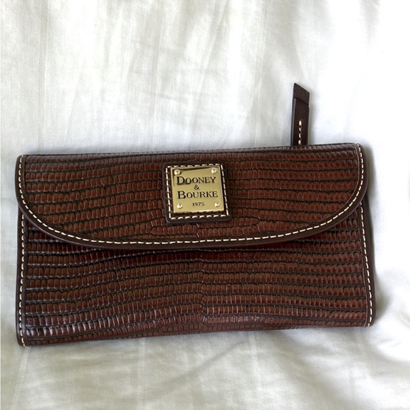 Dooney & Bourke | Bags | Dooney Bourke Womens Leather Wallet Desirable ...